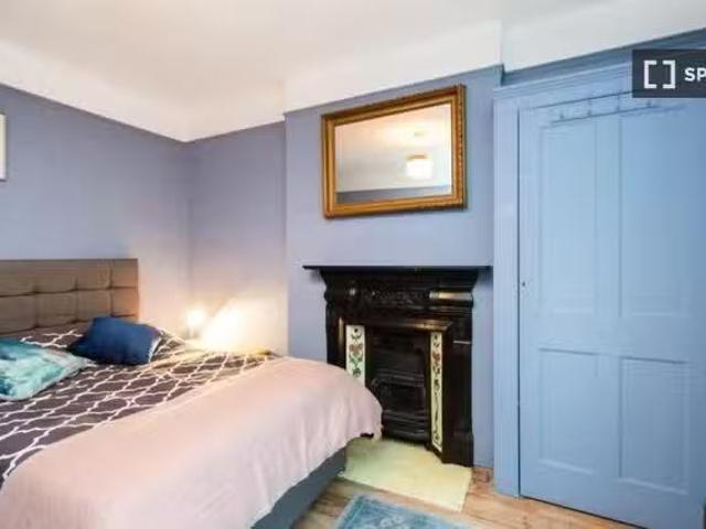 Room for rent in 5 bedroom house in Brixton, London