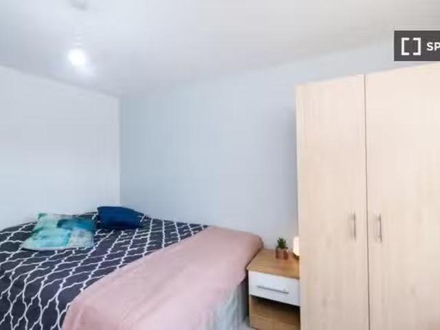 Room for rent in 5 bedroom house in Bruce Grove, London