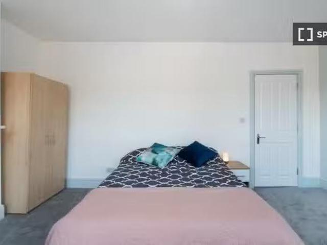 Room for rent in 5 bedroom house in Bruce Grove, London