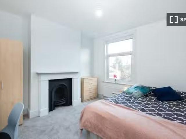 Room for rent in 5 bedroom house in Bruce Grove, London
