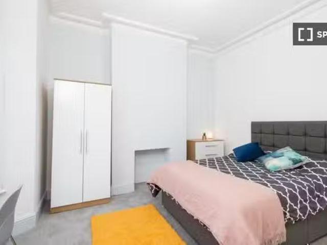 Room for rent in 5 bedroom house in Bruce Grove, London