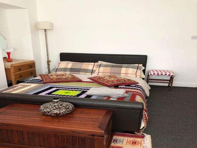 Room for rent in 5 bedroom house in London