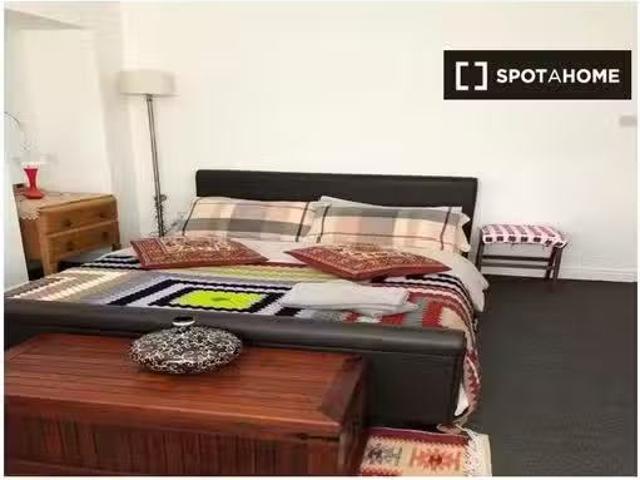 Room for rent in 5 bedroom house in London