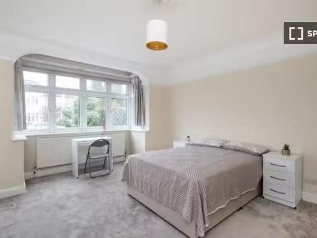 Room for rent in 5 bedroom house in Morden, London