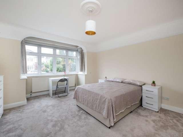 Room for rent in 5 bedroom house in Morden, London