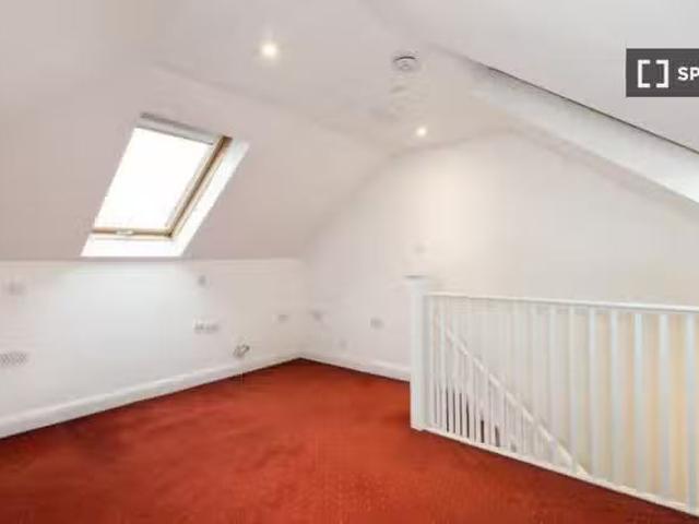 Room for rent in 5 bedroom house in Morden, London