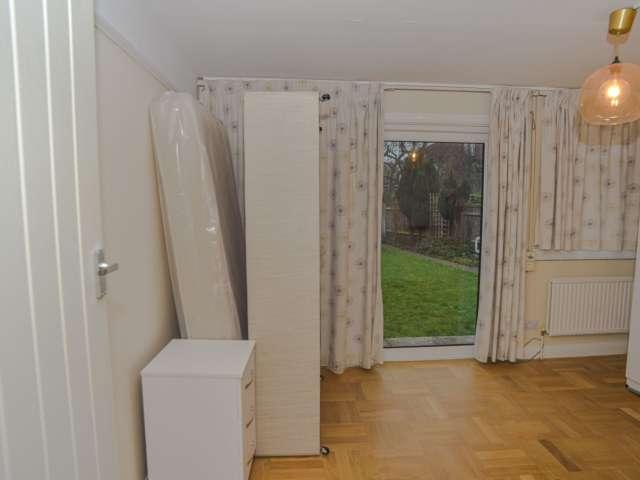 Room for rent in 5 bedroom house in Morden, London