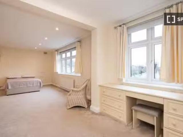 Room for rent in 5 bedroom house in Morden, London