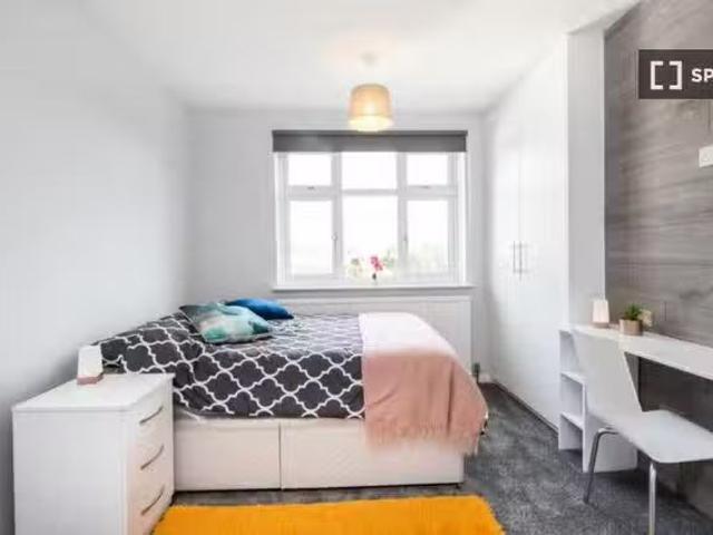 Room for rent in 5 bedroom house in Neasden, London