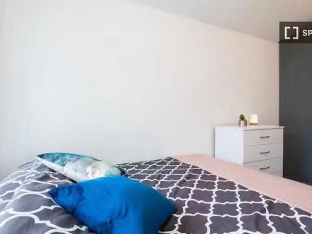 Room for rent in 5 bedroom house in Neasden, London