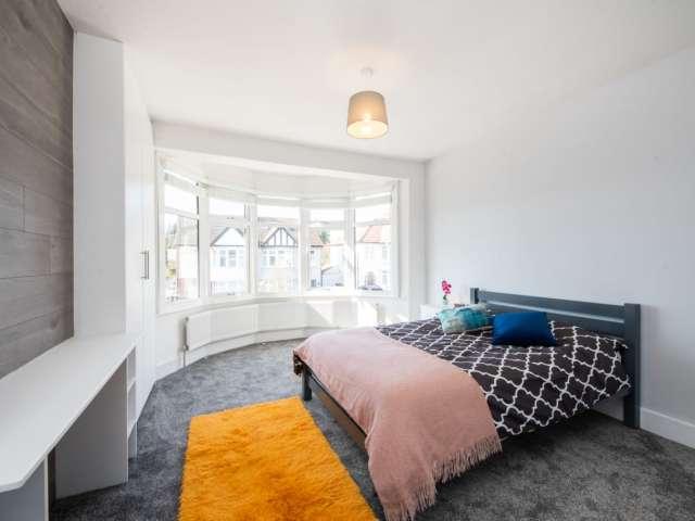 Room for rent in 5 bedroom house in Neasden, London