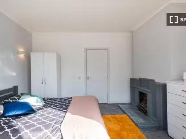Room for rent in 5 bedroom house in Neasden, London