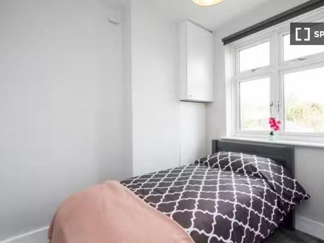 Room for rent in 5 bedroom house in Neasden, London
