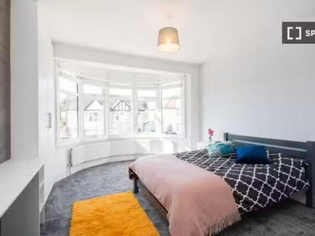 Room for rent in 5 bedroom house in Neasden, London
