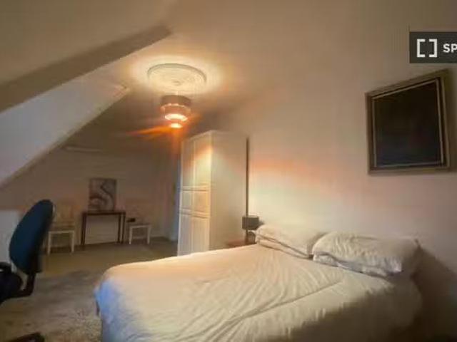 Room for rent in 5 bedroom house in Norwood, London