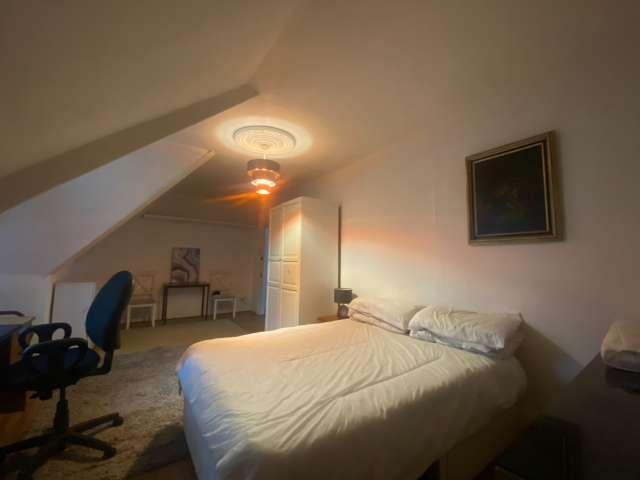 Room in a shared 5 bedroom apartment with huge garden