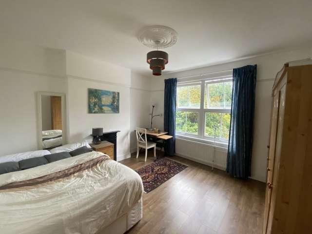 Room in a shared 5 bedroom apartment with huge garden
