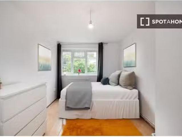 Room for rent in 5 bedroom house in Patmore Estate, London