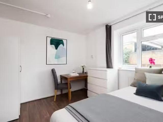 Room for rent in 5 bedroom house in Patmore Estate, London