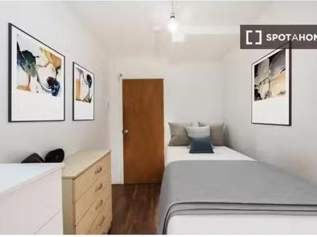 Room for rent in 5 bedroom house in Patmore Estate, London