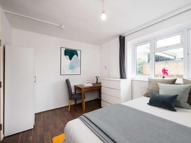 Room for rent in 5 bedroom house in Patmore Estate, London