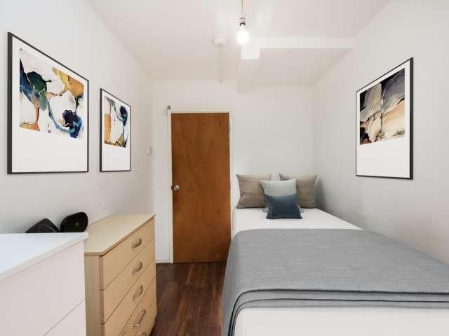 Room for rent in 5 bedroom house in Patmore Estate, London