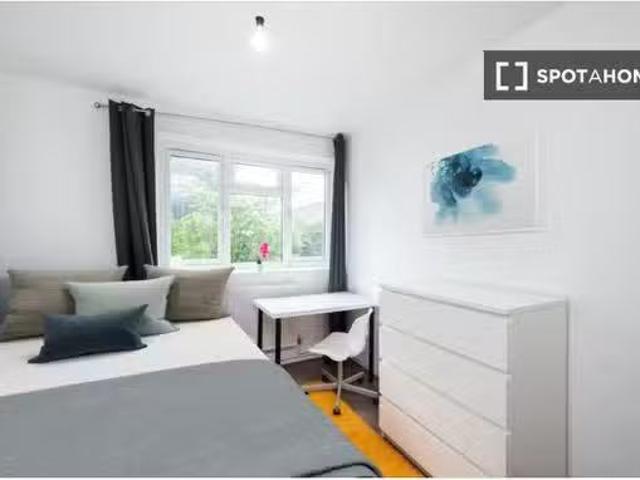 Room for rent in 5 bedroom house in Patmore Estate, London
