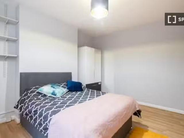 Room for rent in 6 bedroom apartment in Little Portugal