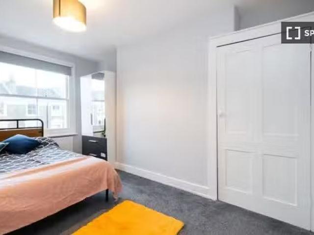 Room for rent in 6 bedroom apartment in Little Portugal