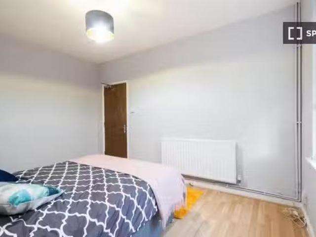 Room for rent in 6 bedroom apartment in Little Portugal