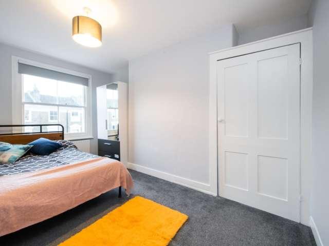 Room for rent in 6 bedroom apartment in Little Portugal