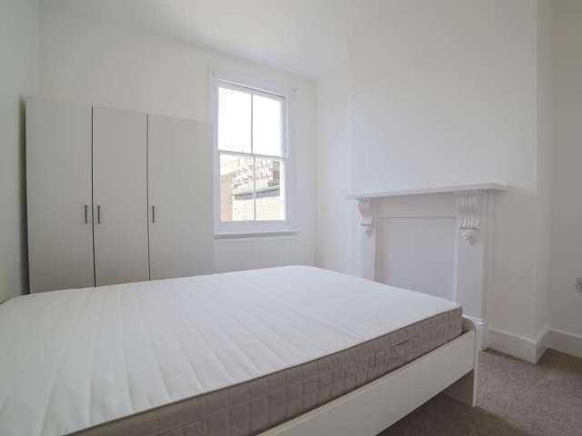 Room for rent in 6 bedroom flat in Fulham