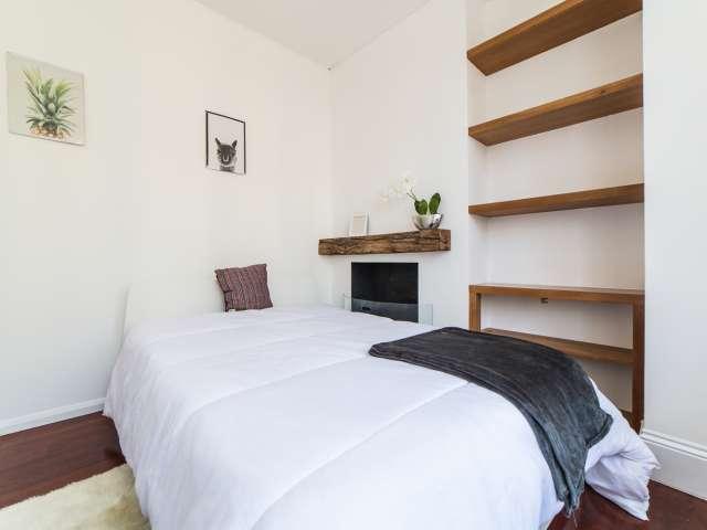 Room for rent in 6 bedroom flat in Fulham
