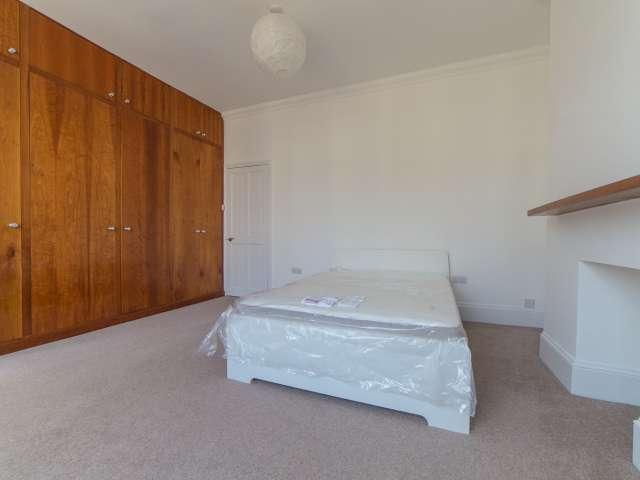 Room for rent in 6 bedroom flat in Fulham