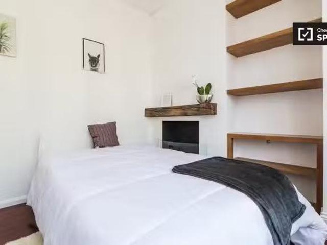 Room for rent in 6 bedroom flat in Fulham