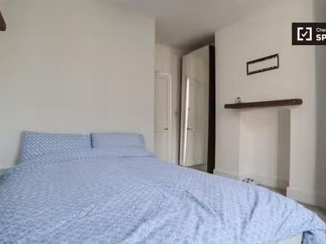 Room for rent in 6 bedroom flat in Fulham