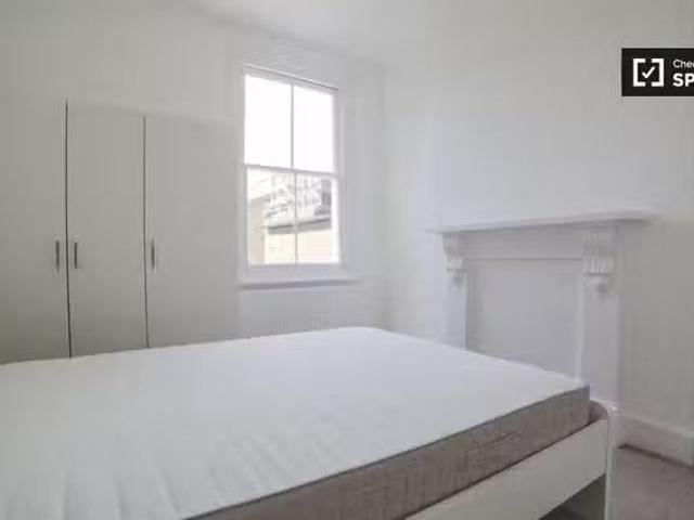 Room for rent in 6 bedroom flat in Fulham
