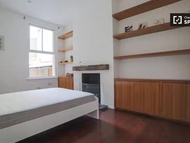 Room for rent in 6 bedroom flat in Fulham