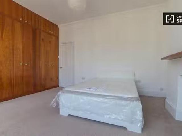 Room for rent in 6 bedroom flat in Fulham