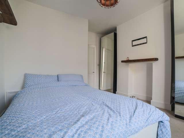 Room for rent in 6 bedroom flat in Fulham