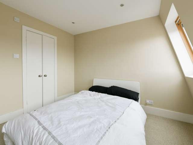 Room for rent in 6 bedroom flat in Fulham, London