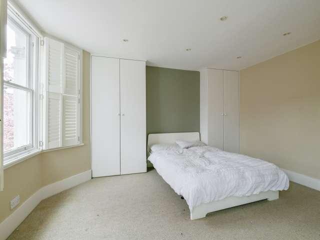 Room for rent in 6 bedroom flat in Fulham, London