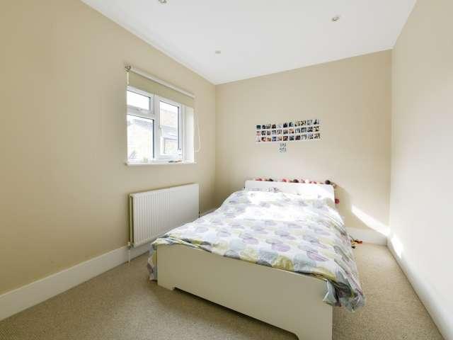 Room for rent in 6 bedroom flat in Fulham, London
