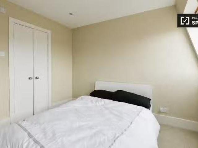 Room for rent in 6 bedroom flat in Fulham, London