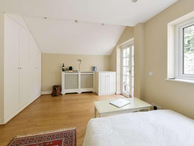 Room for rent in 6 bedroom flat in Fulham, London