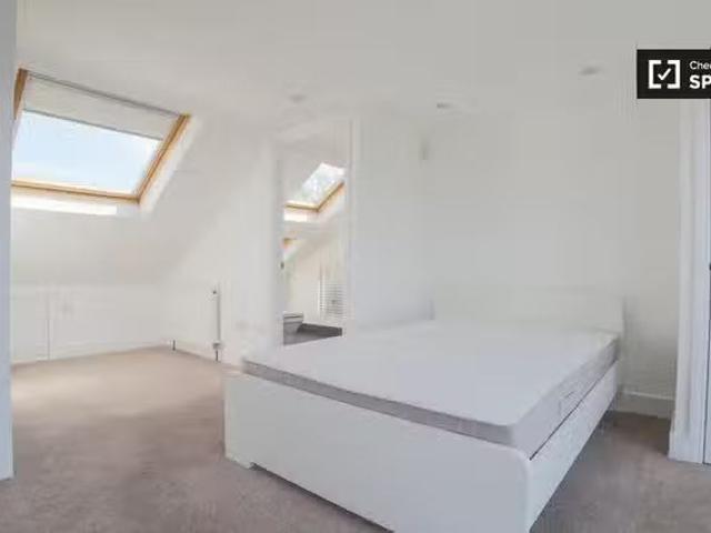 Room for rent in 6 bedroom flat in Fulham, London