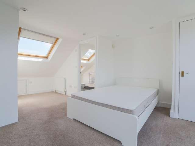 Room for rent in 6 bedroom flat in Fulham, London