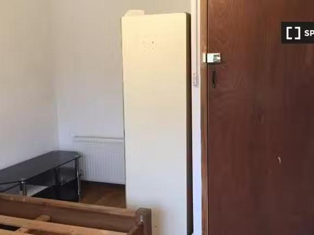 Room for rent in 6 bedroom house in Uxbridge, London