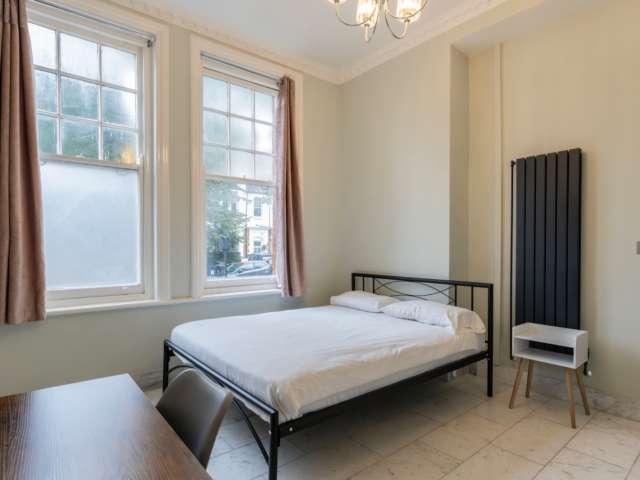 Room for rent in 6 bedroom house in Camden, London