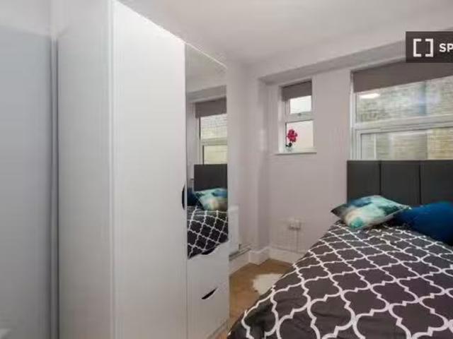 Room for rent in 7 bedroom apartment in Wimbledon, London
